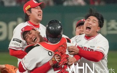 [Ms포토]'얼싸안고 환호하는 챔피언 SSG' : ZUM 뉴스