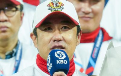 [Ms포토]'한국시리즈 MVP SSG 김강민' : ZUM 뉴스