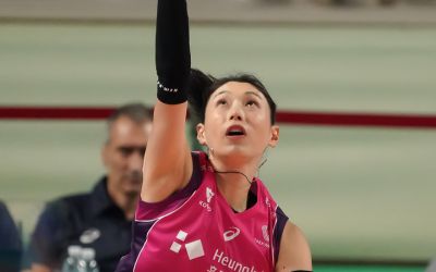 [mhn포토] 김연경, 위에서 꽂는 완벽한 서브 : ZUM 뉴스