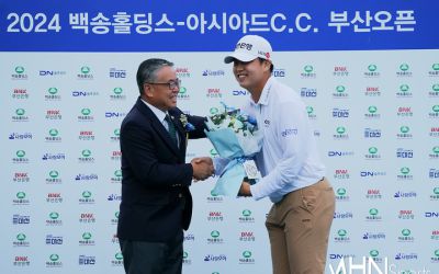 [mhn포토] 장유빈 '김원섭 KPGA 회장 꽃다발 전달' : ZUM 뉴스