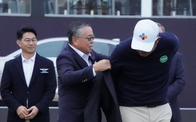 [mhn포토] 안병훈 '챔피언 재킷 입혀주는 김원섭 KPGA 회장' : ZUM 뉴스