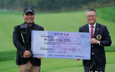 [mhn포토] 이대한 '김원섭 KPGA 회장 상금 수표' : ZUM 뉴스