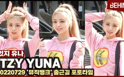 ITZY YUNA (있지 유나), '뮤직뱅크' 출근길··· '매력 가득' : ZUM 뉴스