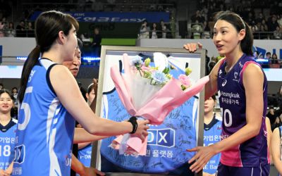 '믿기지가 않아, 마지막 화성 경기라니' 김연경 은퇴투어 시작, IBK의 깜짝 선물에 기분 좋은 미소[화성 현장] : ZUM 뉴스