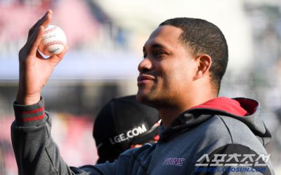 [포토] LG 치리노스 'KBO 개막전 승리 키스' : ZUM 뉴스