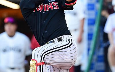 김민성이 끝낸 1-2위 맞대결! LG, 연장 접전 끝 SSG 제압…맹추격 이어간다 : ZUM 뉴스