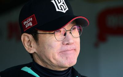 벼랑 끝에 몰린 kt, 이강철 감독은 3회 만루 기회가 아쉽다 [준PO3] : ZUM 뉴스