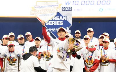 김강민 ‘한국시리즈 MVP’ [MK포토] : ZUM 뉴스