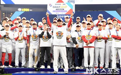 김성현 ‘한국시리즈 6차전 MVP’ [MK포토] : ZUM 뉴스