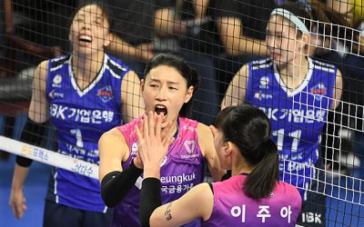 김연경 ‘IBK 추격 물리치며 포효’ [MK포토] : ZUM 뉴스