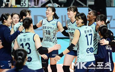 GS칼텍스 ‘IBK기업은행 상대로 셧아웃 승리’ [MK포토] : ZUM 뉴스