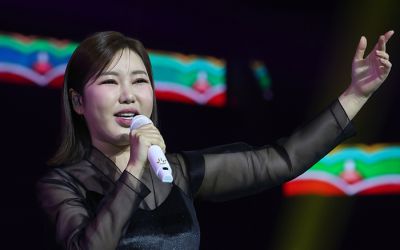 [포토] 송가인, 을사년도 가인이어라~ : ZUM 뉴스