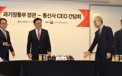 [포토] 자리에 앉는 유상임 장관과 통신CEO : ZUM 뉴스