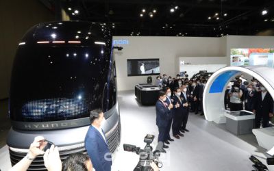 [포토]현대 'HDC-6 넵튠'과 기념촬영하는 정세균-성윤모-정만기-정의선 : ZUM 뉴스