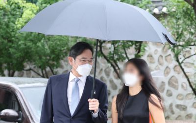 [포토]딸과 함께 결혼식 참석하는 이재용 부회장 : ZUM 뉴스