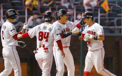 '김민식 역전 3점포' SSG, KT 꺾고 정규시즌 우승 가능성↑ : ZUM 뉴스