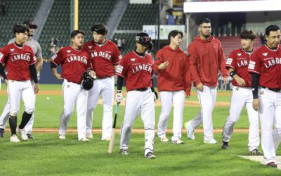 우승컵 안은 SSG, 두산전 2-5 패…3위 경쟁 KT·키움 '승차 0' : ZUM 뉴스