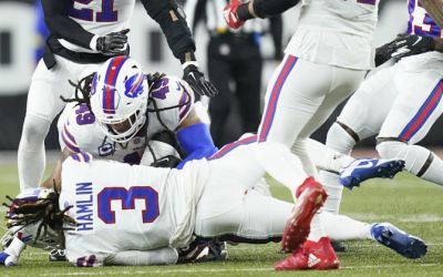 NFL 수비수, 경기 중 선수 의식잃고 쓰러져...경기 중단 및 연기 : ZUM 뉴스