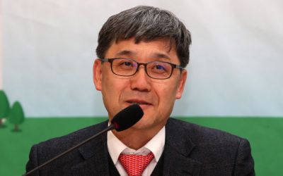 [포토]좌장맡아 토론 진행하는 윤제용 서울대학교 화학생물공학부 교수 : ZUM 뉴스