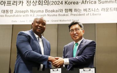 [포토] 김춘진 aT 사장, 라이베리아와 저탄소 식생활 MOU : ZUM 뉴스