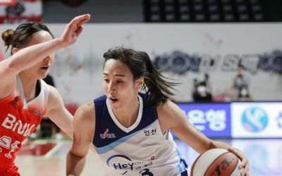 '김단비 맹활약' 신한은행, BNK 꺾고 공동 2위 등극 : ZUM 뉴스