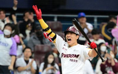 드디어 터진 가을성문, 4회 역전 투런홈런 폭발!…PS 통산 3호 [준PO5] : ZUM 뉴스