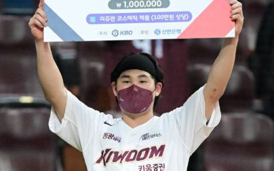 ‘대타 초구 역전 투런 홈런→3차전 MVP’ 임지열 “나 스스로도 소름이 돋았다” [PO3] : ZUM 뉴스