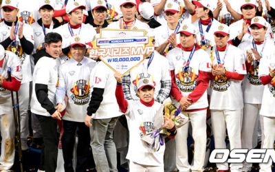 [사진]SSG 김강민, '불혹의 한국시리즈 MVP' : ZUM 뉴스