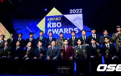 [사진]기념촬영 갖는 2022 KBO 시상식 수상자들 : ZUM 뉴스