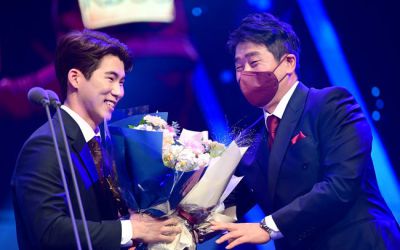 'KBO 최초' 유격수+2루수 수상…김혜성, "올해 목표 달성" [GG] : ZUM 뉴스