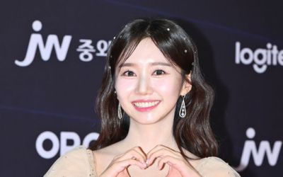 [사진]LCK 여신 윤수빈 아나,'귀여운 하트' : ZUM 뉴스