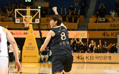'박지수 AS-김민정 결승포' KB, BNK 꺾고 2연승 : ZUM 뉴스
