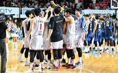 '1위의 저력' KGC, KCC에 83-81 역전승... KT는 가스공사 제압 [종합] : ZUM 뉴스