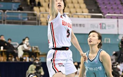 '안혜지-이소희 맹공' BNK, 연장 끝에 2위 확정.. 4강 PO 1,3차전은 부산에서 : ZUM 뉴스