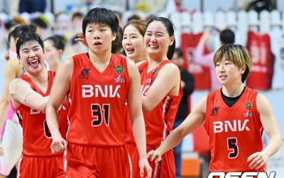 [사진] PO1차전 극적인 역전승, 너무 기쁜 BNK 선수들 : ZUM 뉴스
