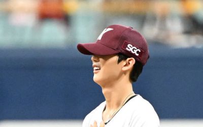 [사진]더뉴식스 은휘,'시구 떨려요' : ZUM 뉴스