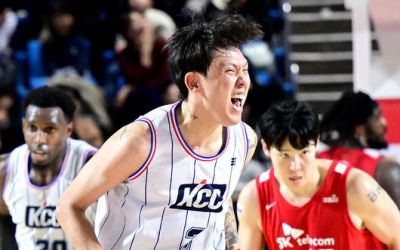 [사진]동료들 득점에 포효하는 KCC 최준용 : ZUM 뉴스