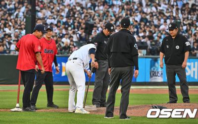 [사진] 직접 마운드 고르는 김상수 : ZUM 뉴스