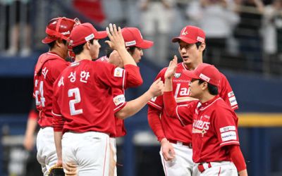 [사진]SSG,'4연승 환호' : ZUM 뉴스