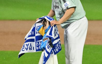 [사진]류현진, '딸, 비가 많이와' : ZUM 뉴스