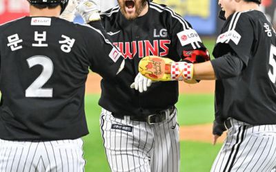 ‘역시 복덩이 외인’ LG 구한 오스틴, 벤자민 상대 홈런 평행이론…KS 3차전→준PO 3차전, 또 3점포 폭발 [준PO3] : ZUM 뉴스