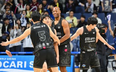 [사진] 4연패 탈출 기쁨 나누는 KCC 선수들 : ZUM 뉴스