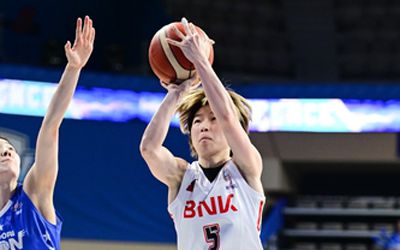 안혜지·진안 더블더블…BNK, '우승팀' 우리은행 잡고 공동 3위 : ZUM 뉴스