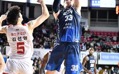 이승현 16점…프로농구 KCC, SK 꺾고 4연패 마감 : ZUM 뉴스