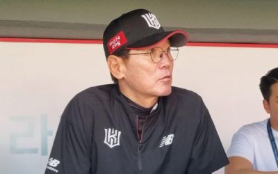 KBO, 선수단 철수 지시한 이강철 kt 감독에 경고 조치 : ZUM 뉴스