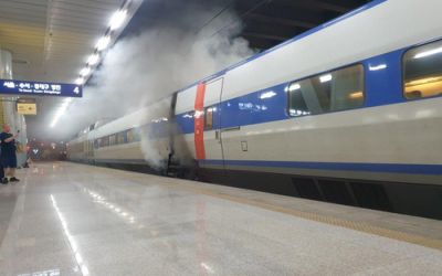 부산역 도착 KTX 열차 바퀴에서 연기…제동장치 이상 추정(종합) : ZUM 뉴스