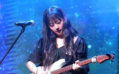 [S포토] QWER 히나, '히나는 연습 끝에' : ZUM 뉴스