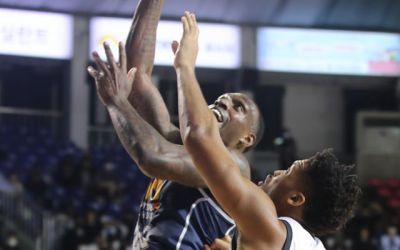 KCC 라건아... KBL 역대 5번째로 1만 득점 돌파 : ZUM 뉴스