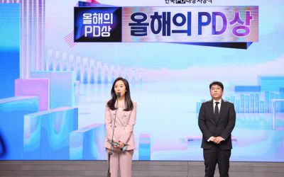 EBS, 2023년 한국PD대상 대거 수상…올해의 PD상에 ‘당신의 문해력+’민정홍·김지원 PD : ZUM 뉴스