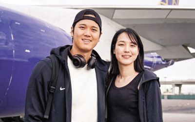 MLB 오타니 ‘한국행 비행기’ 앞에서 아내 공개 : ZUM 뉴스